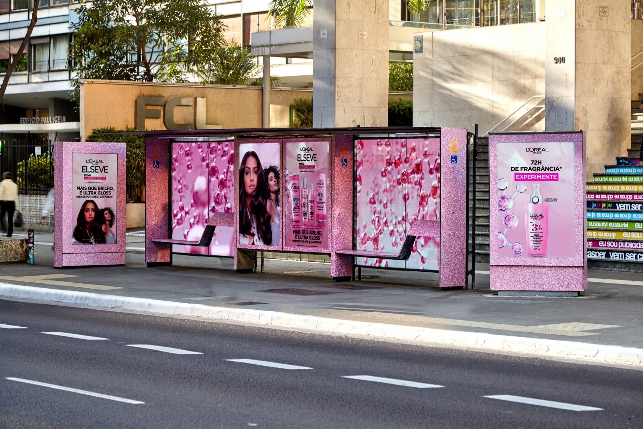 L’Oréal Paris cria OOH que libera fragrância